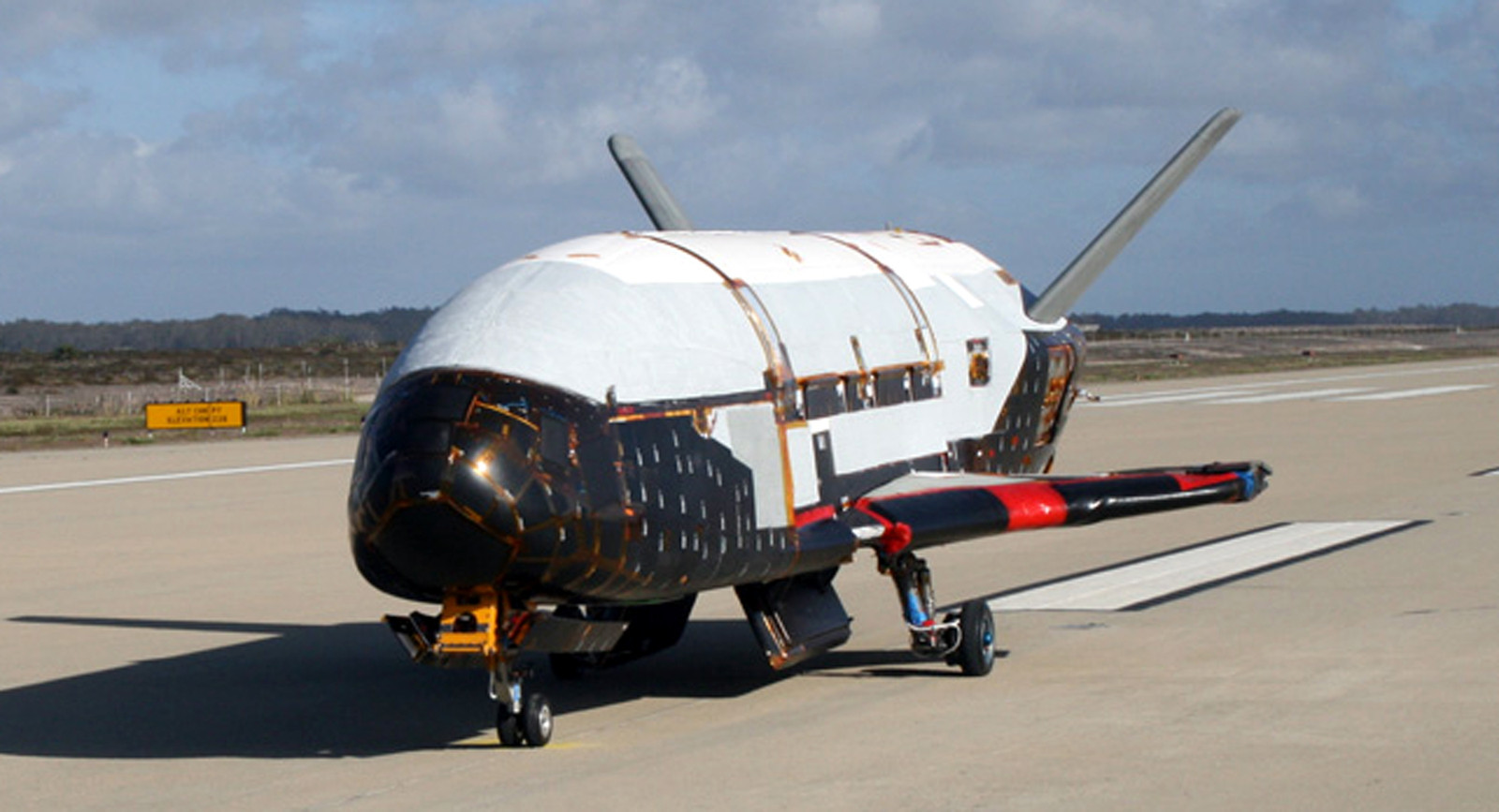Atterrissage d'un vaisseau spatial militaire après 7 mois dans l'espace ...