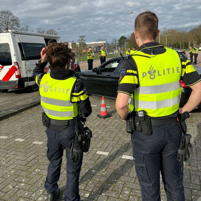 Meerdere bekeuringen uitgedeeld bij verkeerscontrole in Tilburg | Tilburg | bd.nl