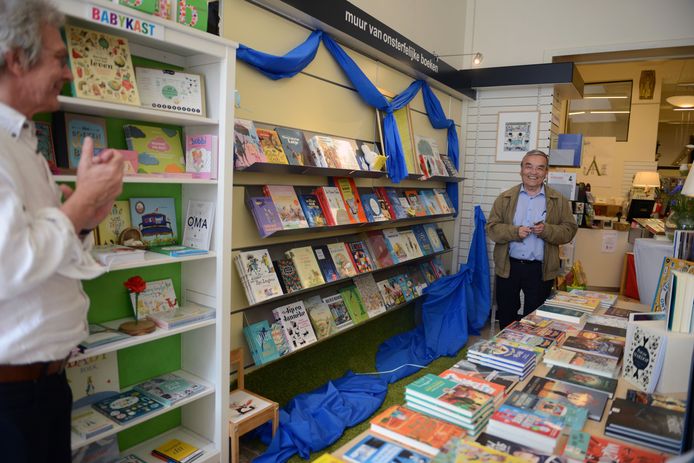 Oud-burgemeester Tobback onthult ‘muur van onsterfelijke boeken ... Oud-burgemeester Tobback onthult ‘muur van onsterfelijke boeken ...