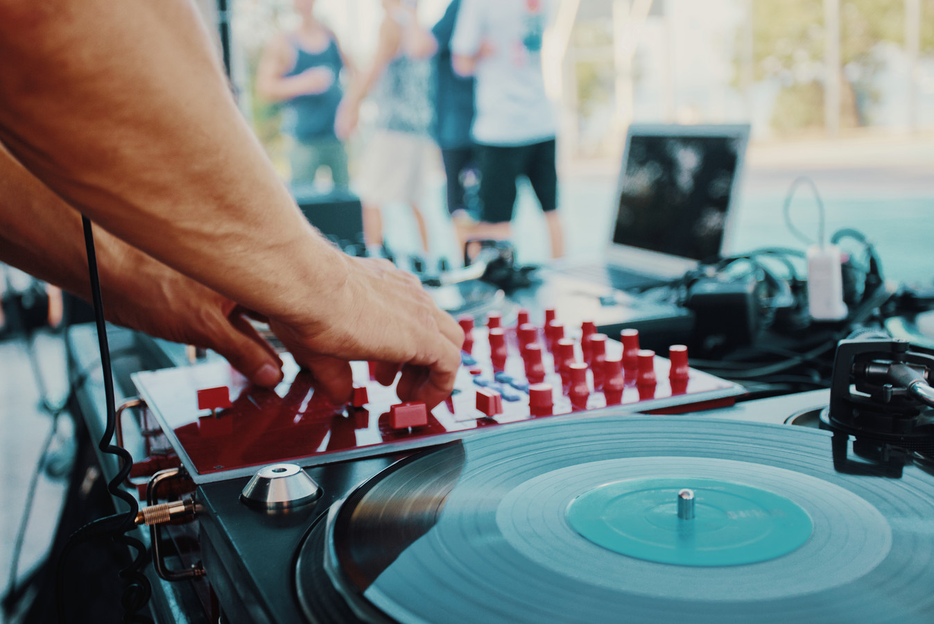 Un DJ set dans la rue du bourgmestre à Izegem: “Ce n’était pas une fête ...
