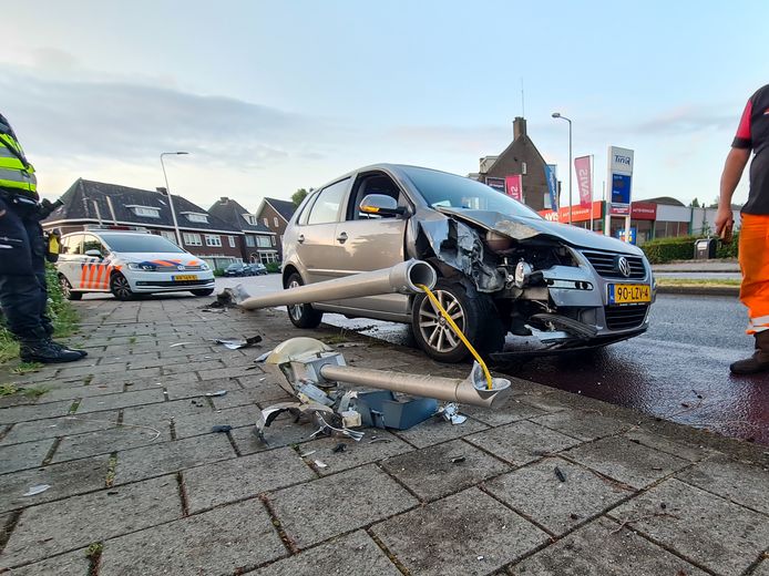 Auto vliegt uit de bocht en ramt lichtmast | Enschede | destentor.nl