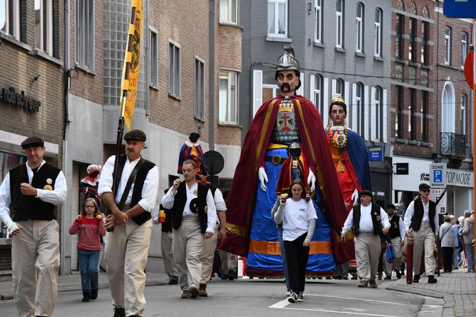 In beeld: Processie van Plaisance opent kermis | Geraardsbergen | hln.be