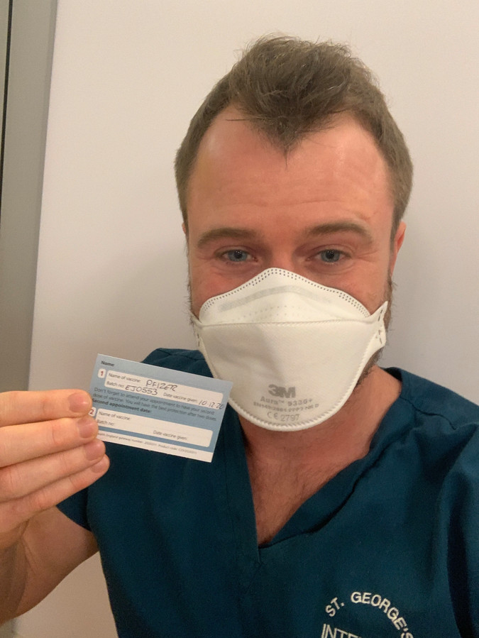 Jasper (29) werkt als anesthesist in Londen en kreeg als een van de ...