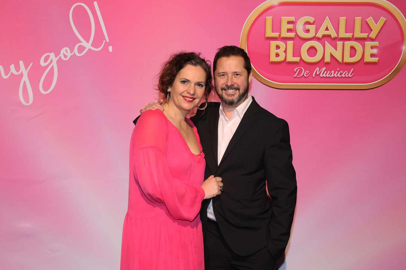 VINGER AAN DE SOAP. ‘Familie’-acteurs genieten van de musical ‘Legally ...