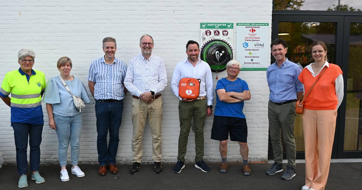 Vzw HeartSaver hangt defibrillator aan gevel van Carrefour | Sint-Gillis-Waas | hln.be