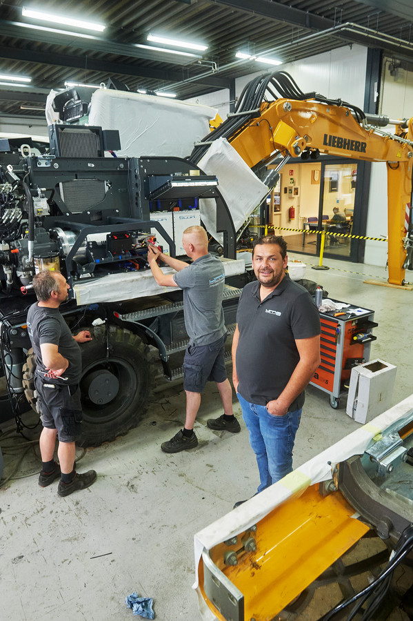 Een diesel-graafmachine elektrisch maken? In Oss doen ze het | Foto | ed.nl