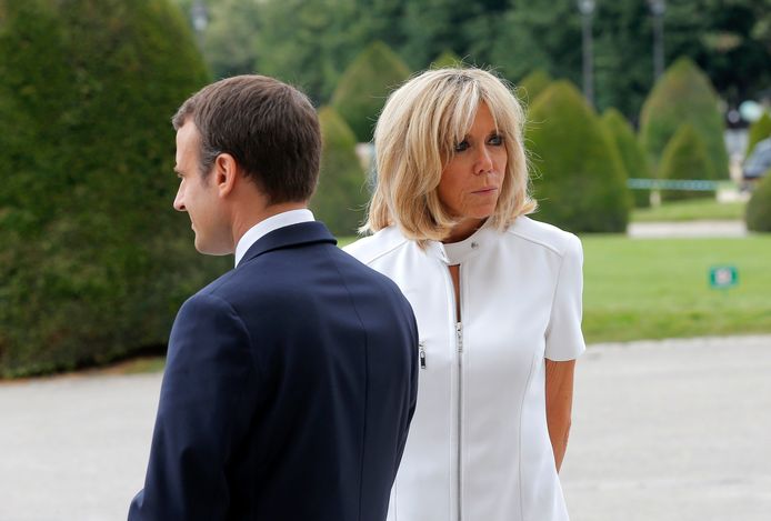 Macron geeft uitleg over rol van zijn Brigitte | Politiek | AD.nl