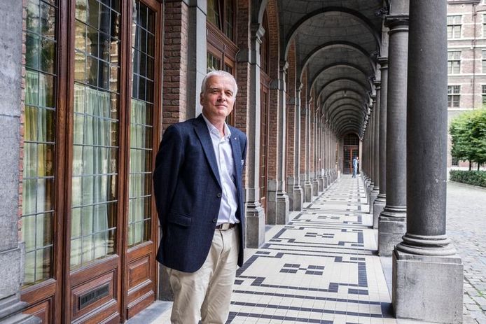 Studentes Geneeskunde uit de kleren op doop Aesculapia: Antwerps rector ...