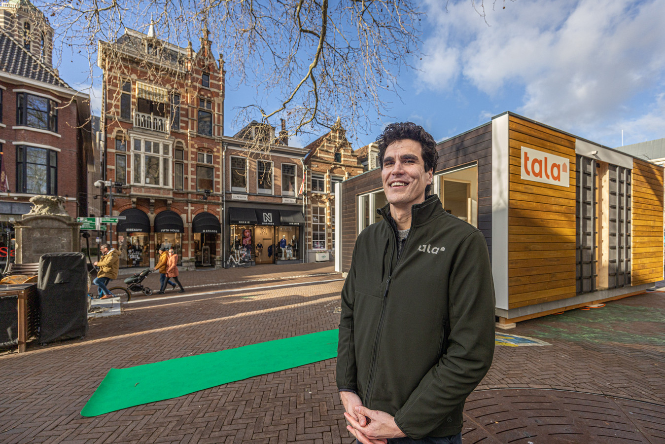 Gluren door ramen van duurzame demowoning in Zwolle: ‘Ik zou er zelf ...