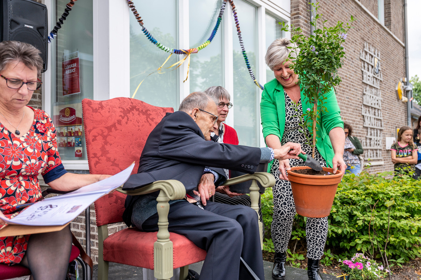 Sjaak wordt 100 en heel Reek viert feest: ‘Is dat allemaal voor mij ...