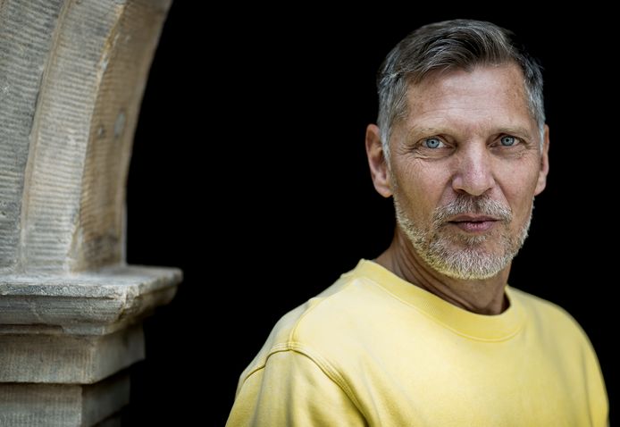 Veel belangstelling voor publiek afscheid Erwin Olaf | Show | AD.nl