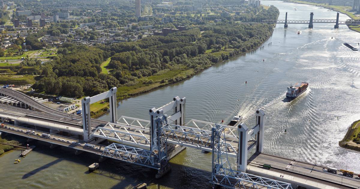 Trucker betrapt op spookrijden bij Botlekbrug | Voorne-Putten | AD.nl