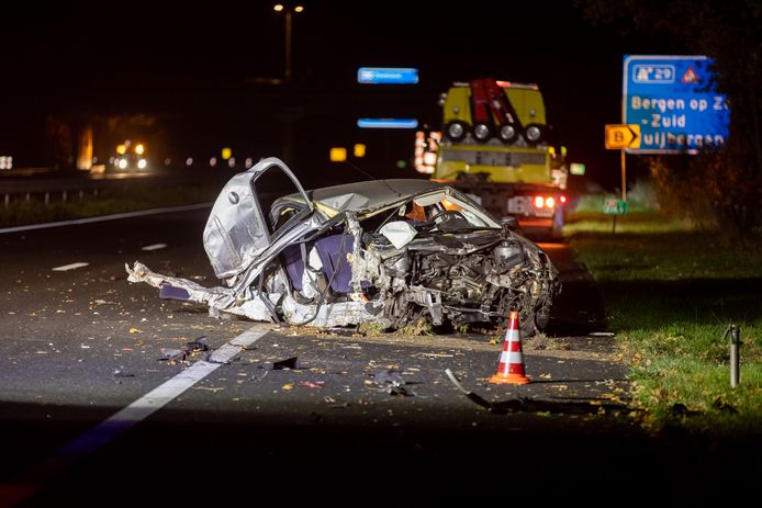 Automobilist komt om het leven bij ongeluk op de A4, motorblok vliegt ...
