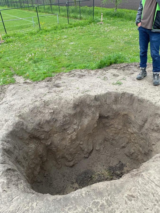 Vandalen graven meters diepe put aan crossparcours in Zele | Foto | hln.be