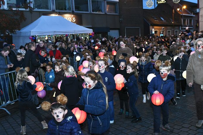 IN BEELD. 41e Sint-Maartensstoet lokt massa mensen: “Heel blij dat we ...