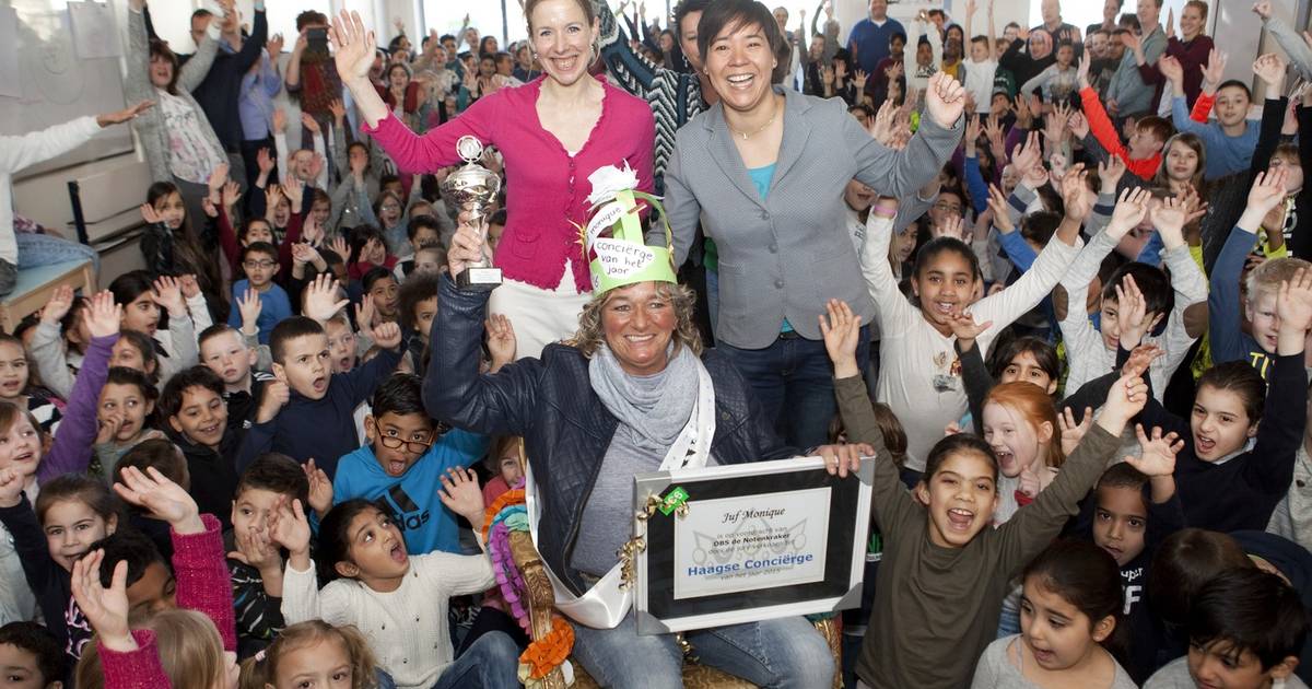 Juf Monique is Haags conciërge van het jaar | Den Haag | AD.nl