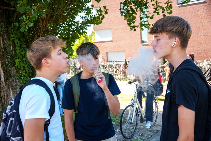 Gemeente Zoetermeer gaat de strijd aan tegen ‘vape-epidemie’ onder jongeren: ‘We dragen zorg ...