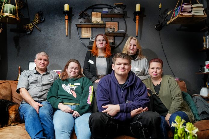 Saskia, Roeland en hun vier (puber)kinderen doen vrijwilligerswerk in ...