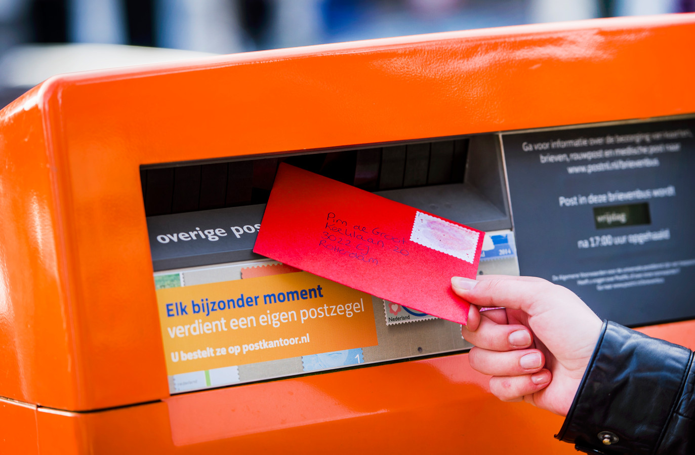 symbolische-grens-doorbroken-postzegel-kost-voor-het-eerst-meer-dan