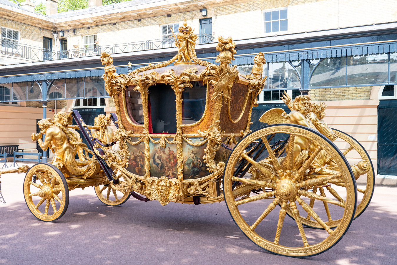 IN BEELD. Gouden koets van de Queen rijdt voor het eerst in 20 jaar ...