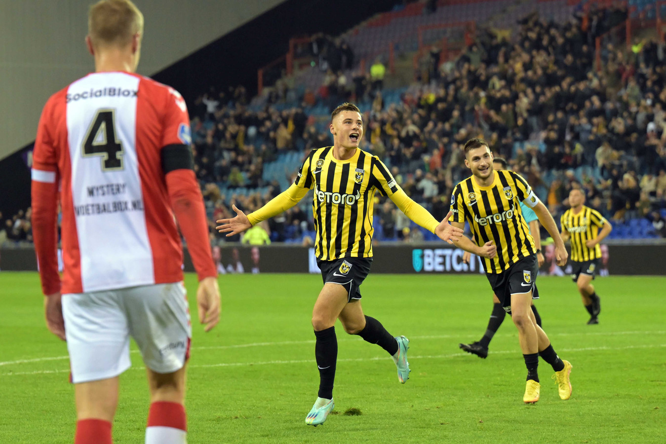Vidovic dolblij met eerste goal voor Vitesse: ‘Allereerst gelukkig met ...