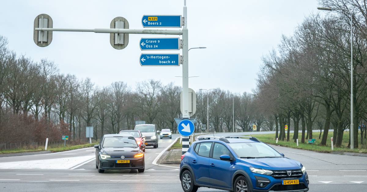 Het is levensgevaarlijk op deze afrit van de A73. En dat blijft ...