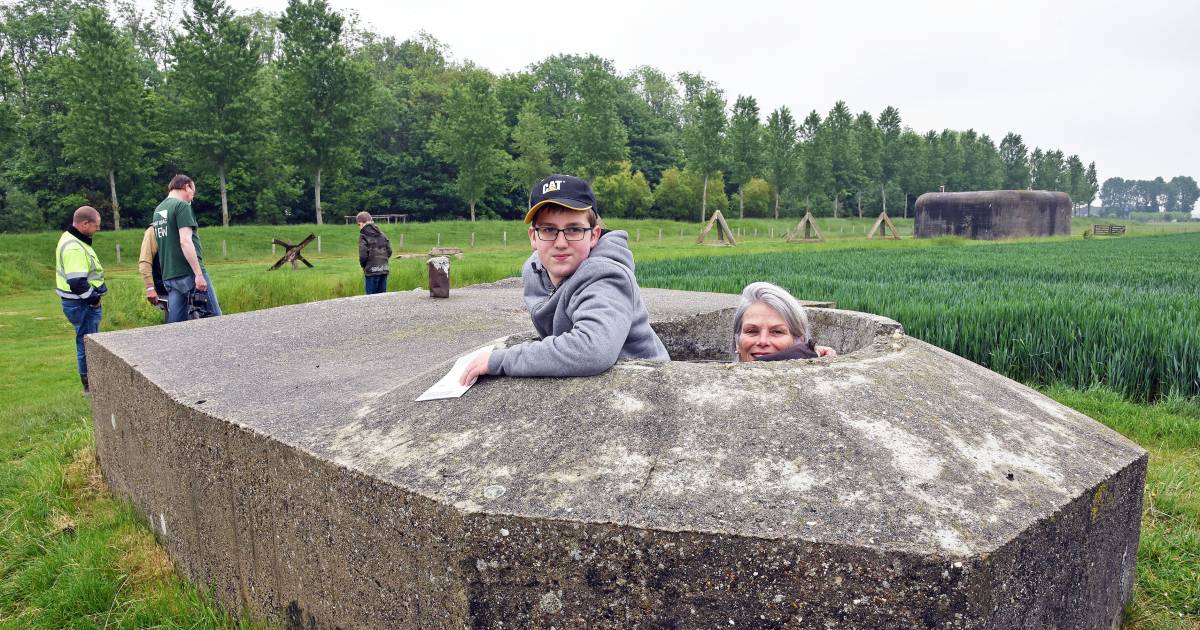 Rondleiding langs bunkers Groede Podium, waar 250 Duitse soldaten ...