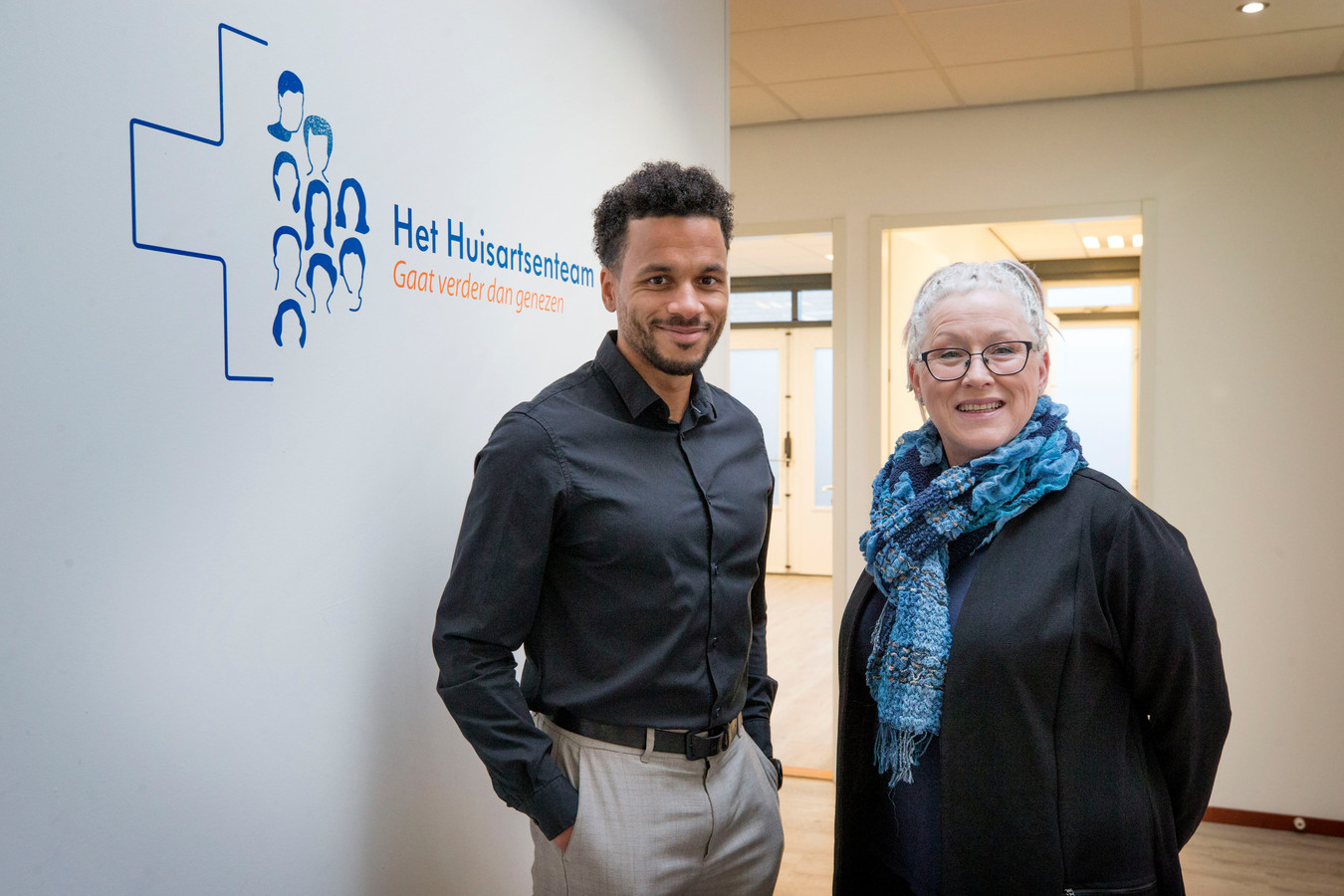 Bredase huisarts Leroy (33) start eigen praktijk, met zijn moeder (64) als assistente | Foto ...