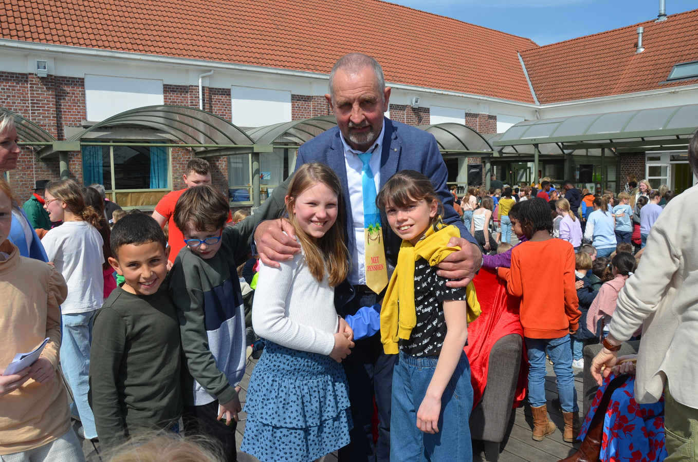 Sint-Aloysiusbasisschool neemt na 41 jaar afscheid van directeur ‘meester Jan’: “Op mijn eerste ...