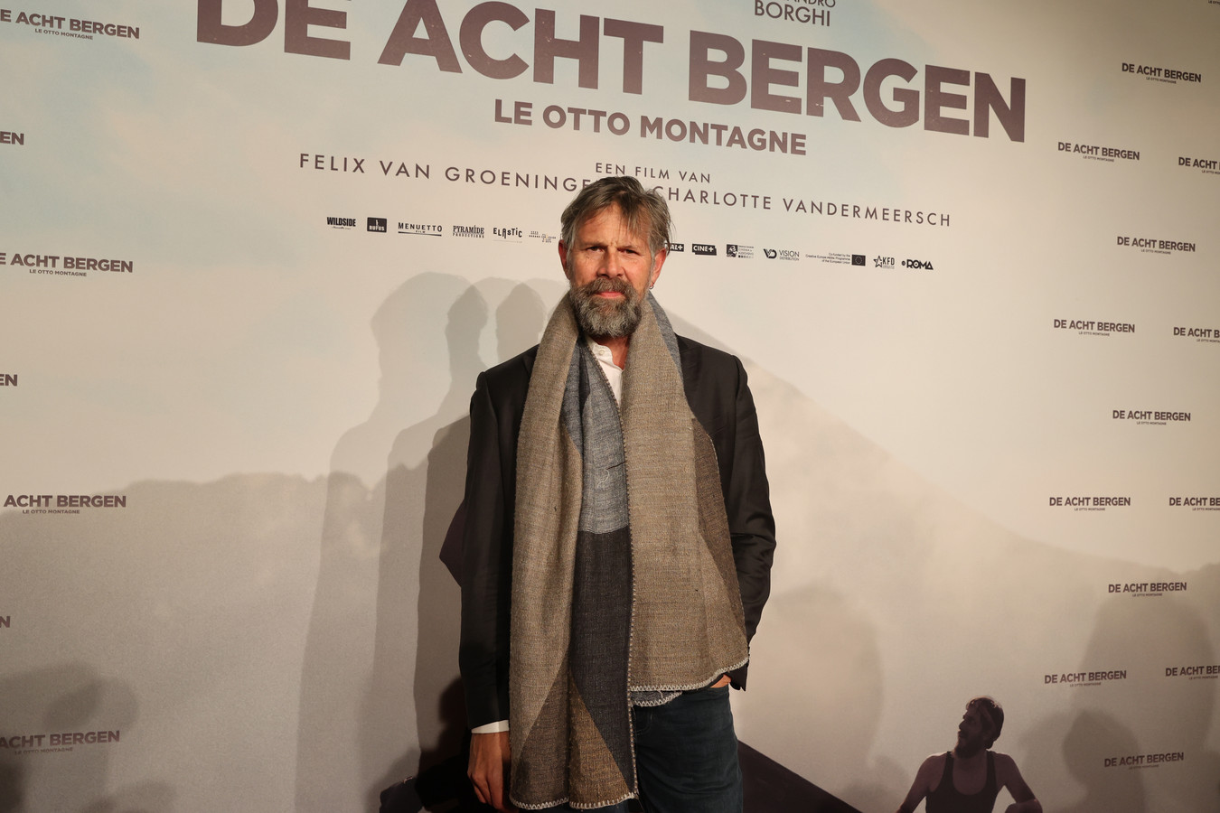 IN BEELD. Cast van ‘Zillion’ keurt ‘De Acht Bergen’ | Foto | hln.be