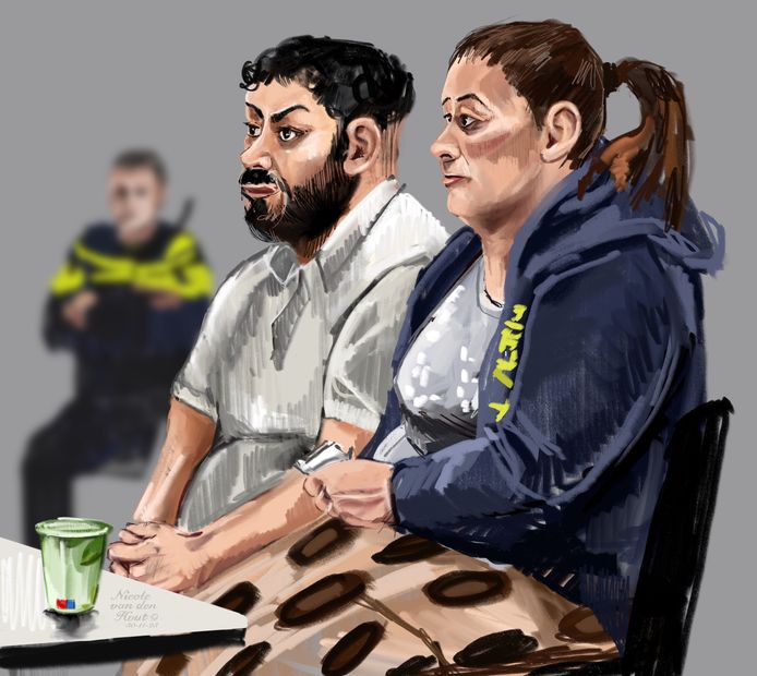 Jongetje (8) leert ‘als afgericht aapje’ van moeder hoe hij parfum moet ...