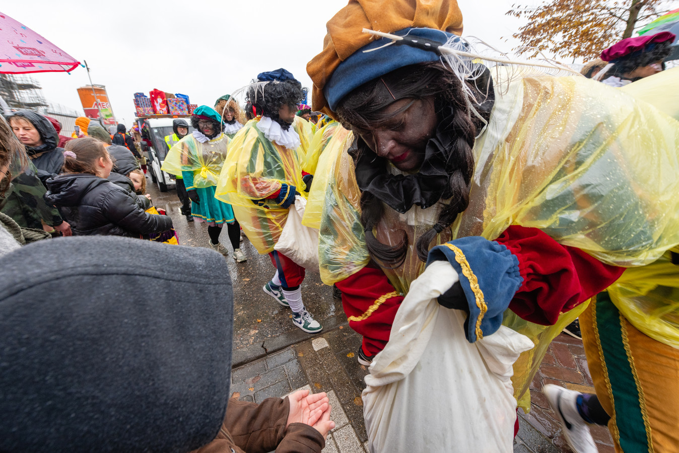 Eén Sinterklaas, 330 Pieten, en nog veel meer vrienden: de intocht ...