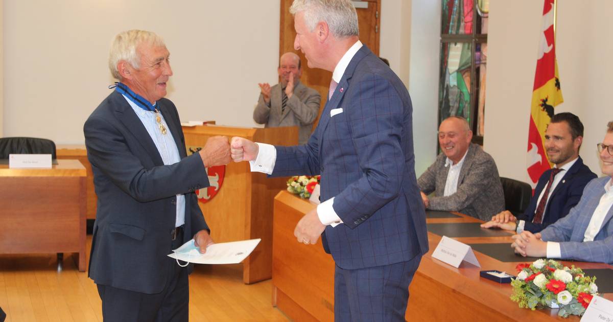 Ereburgemeester Erné De Blaere (72) mag zich nu Commandeur in de Orde Leopold II noemen | Aalter ...