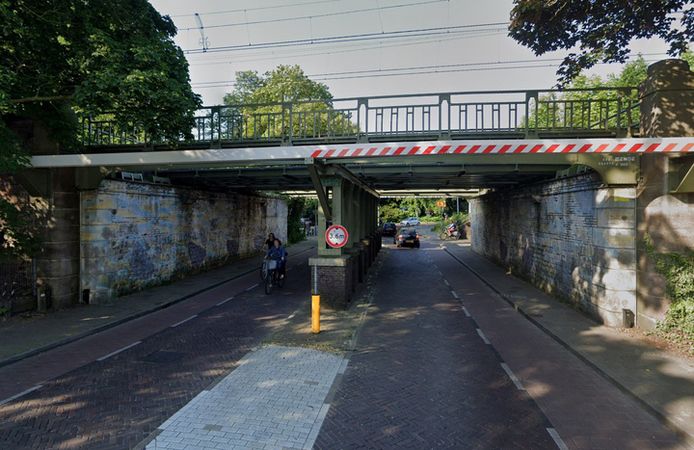 Deze spoorbrug is net te laag voor truck: treinverkeer Olst-Deventer ...