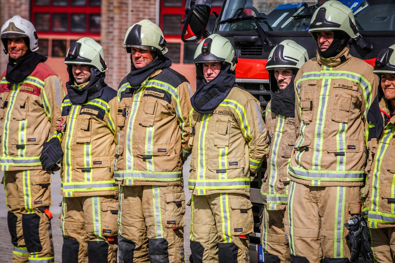 Brandweer houdt minuut stilte voor overleden collega’s | Foto | hln.be