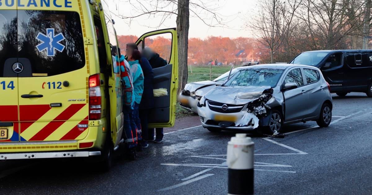 Twee gewonden bij frontale botsing in Molenhoek | Heumen | gelderlander.nl