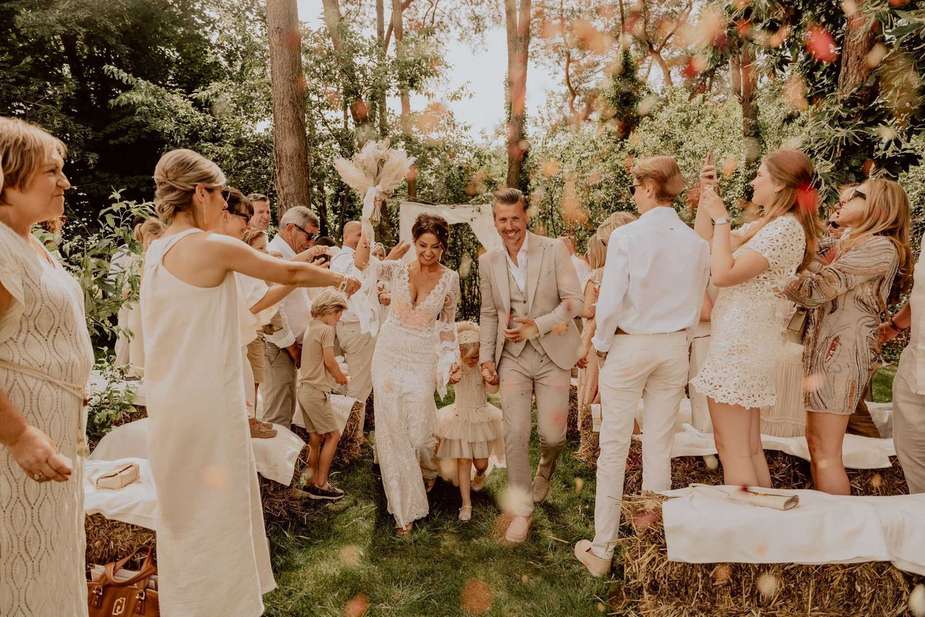 Een maand na hun huwelijk vieren ‘The Sky is The Limit’-deelnemers Romy ...