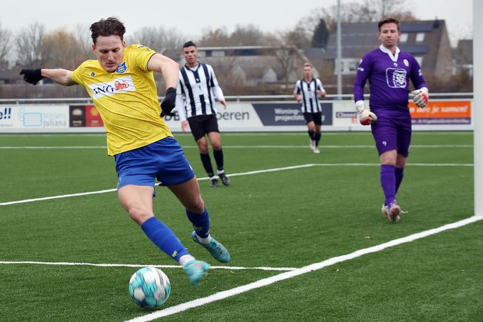 Gele kaart voor trainer Erbas kost Dongen in vorm vrije trap én tweede ...