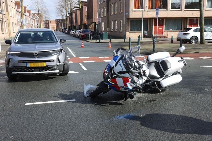 Politieagent wordt tijdens spoedbegeleiding van zijn motor gereden ...