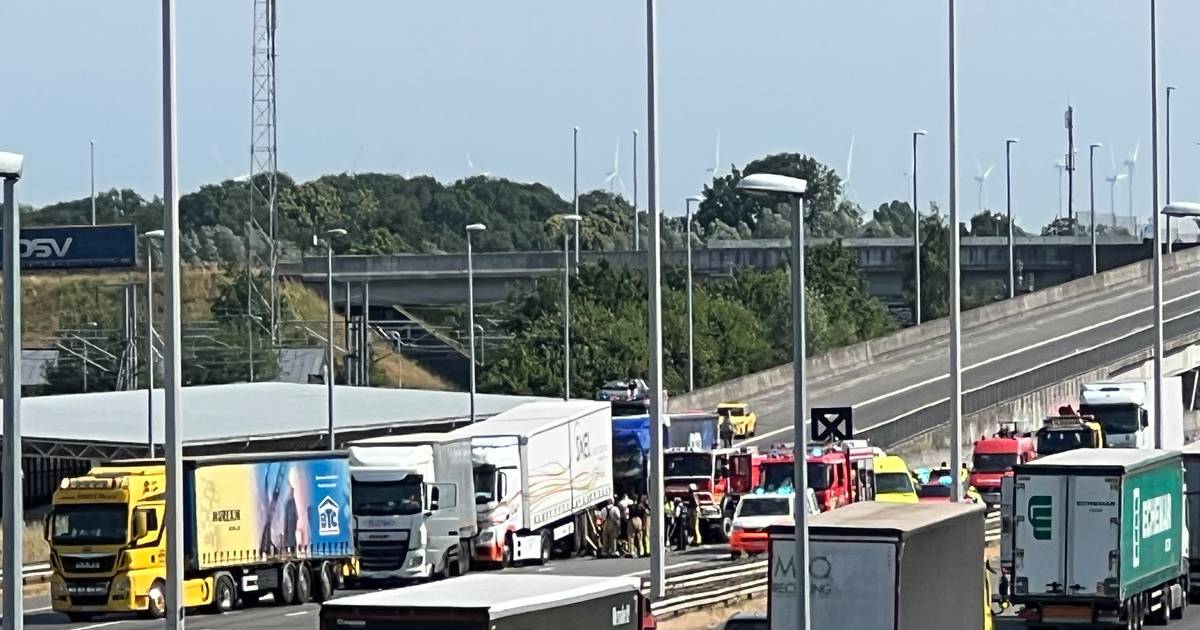 Weg vrijgemaakt na zwaar ongeval met vier vrachtwagens en één auto op ...