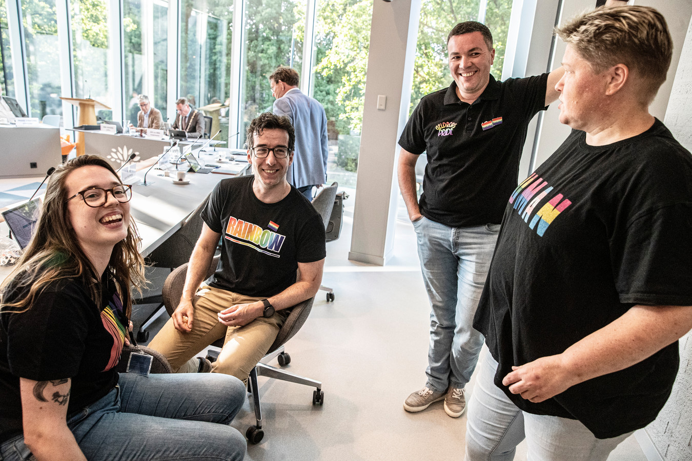 Regenboogprotest(je) van oppositie in Geldrop-Mierlose raadszaal | Foto ...