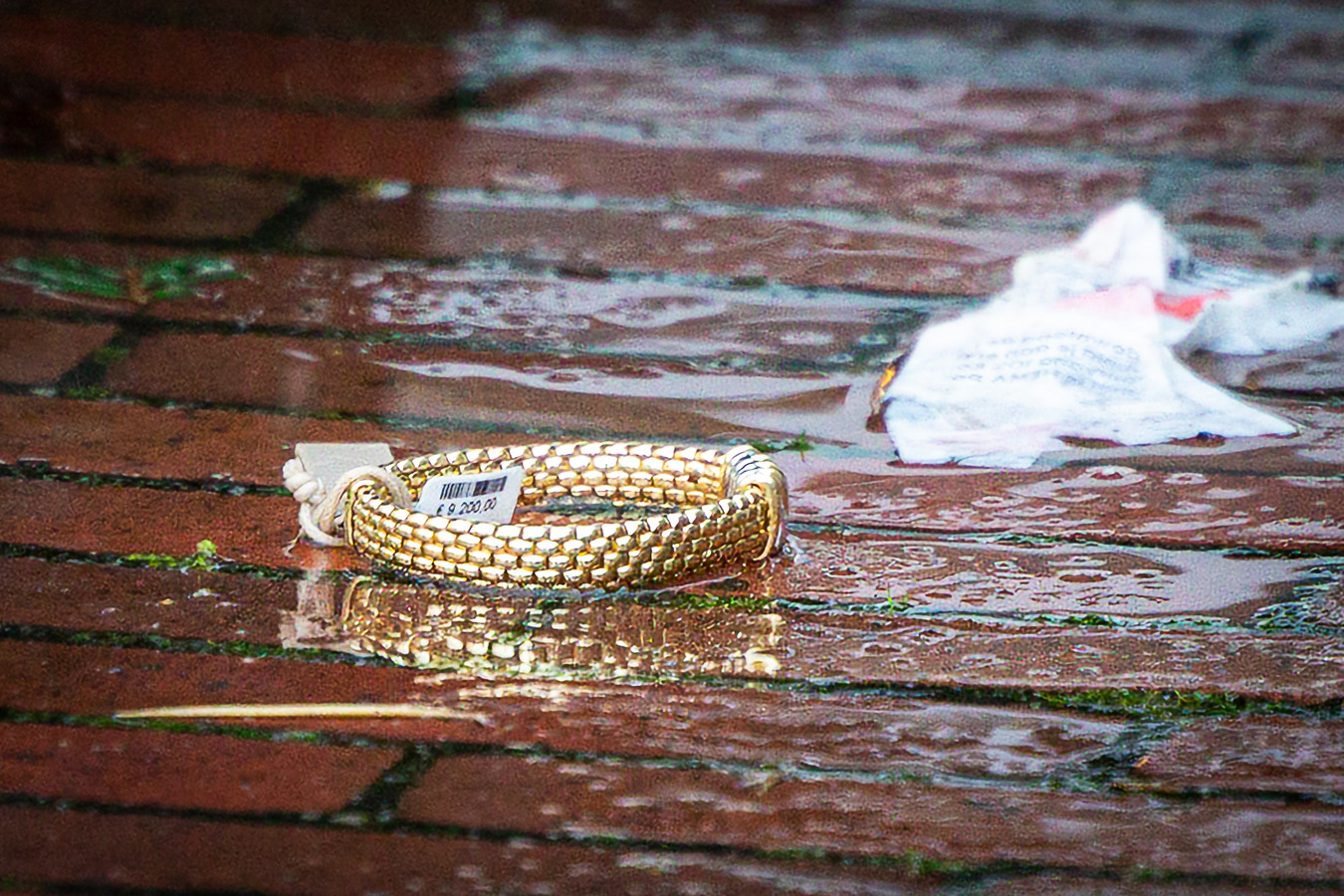 Buurtbewoner rijdt met gevaar voor eigen leven plofkrakers in Rijssen ...