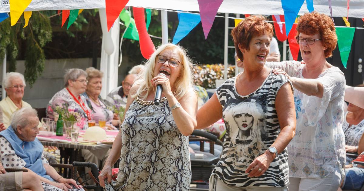 Corrie Konings zingt voor senioren in Zevenbergschen Hoek | Moerdijk ...