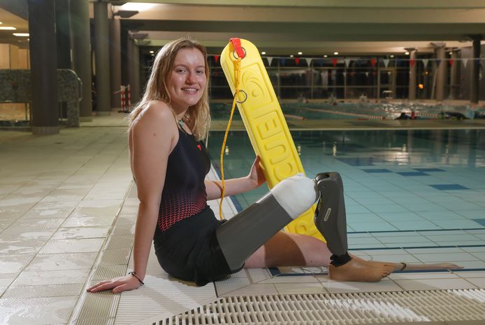 ‘Surfmeisje’ Sam (18) moet 24.000 euro bijleggen voor nieuwe prothese ...