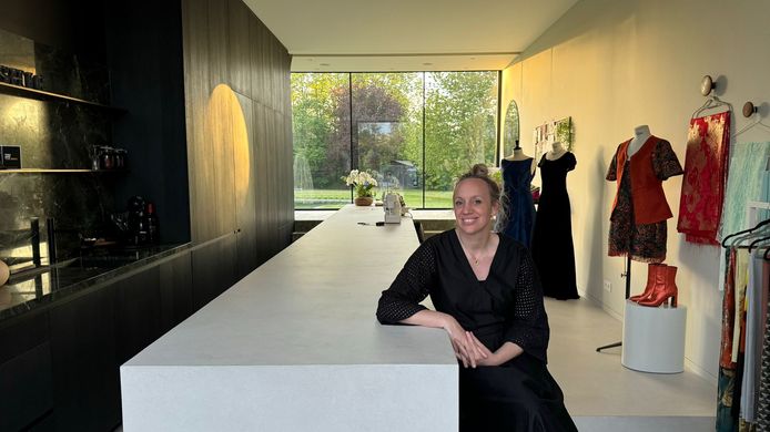 Isabelle (42) maakt tijdloze unieke kledij op maat: “Ik koop stoffen op ...