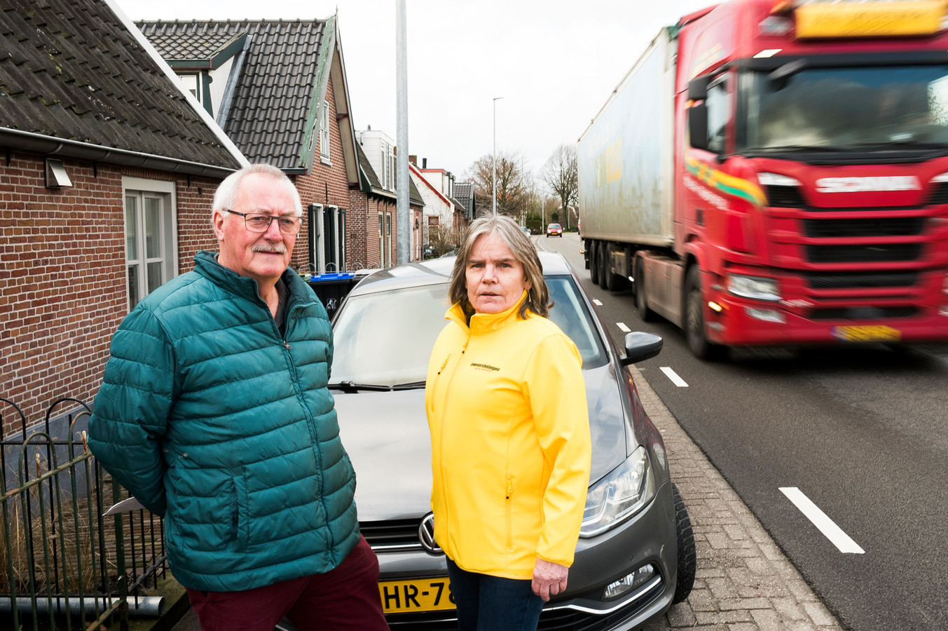 Bewoners van smalle straat radeloos: duizenden euro's schade aan auto ...