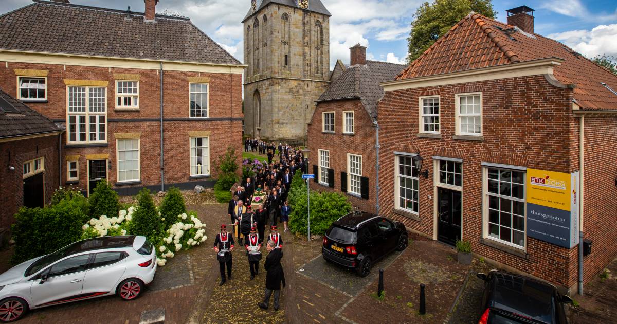 Stralend weer op een verdrietige dag: bijzondere rouwstoet van gravin ...