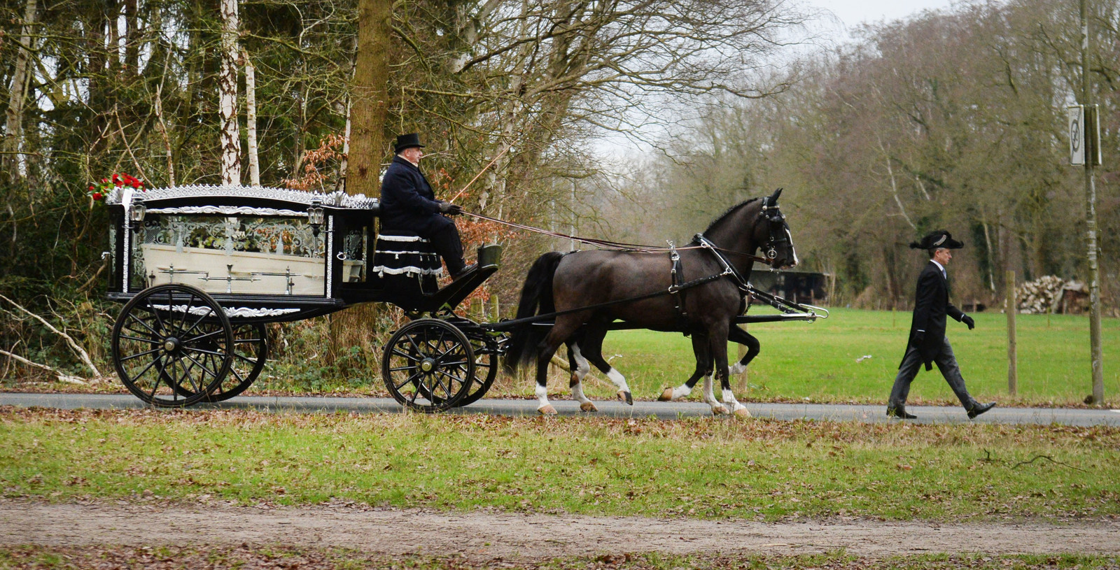 Uitvaartleider legt twaalf kilometer te voet af voor bijzondere ...