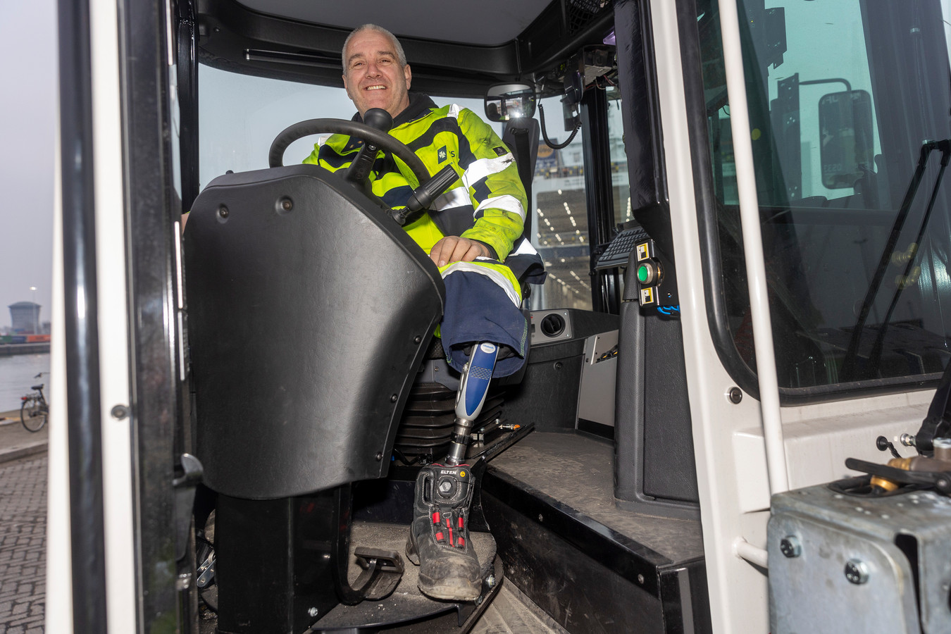 Been geamputeerd, maar René (52) ‘laait en lost’ weer in haven: ‘Ik ...