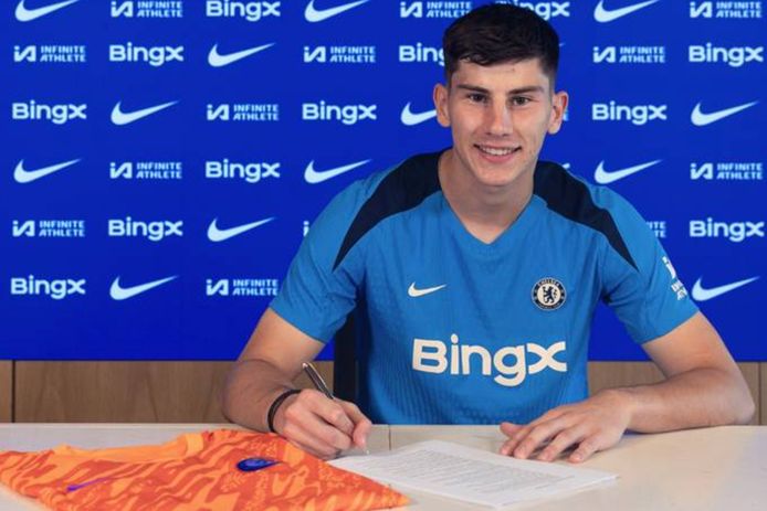 Straffe transfer is helemaal rond: Genk-doelman Mike Penders (19) voor ...